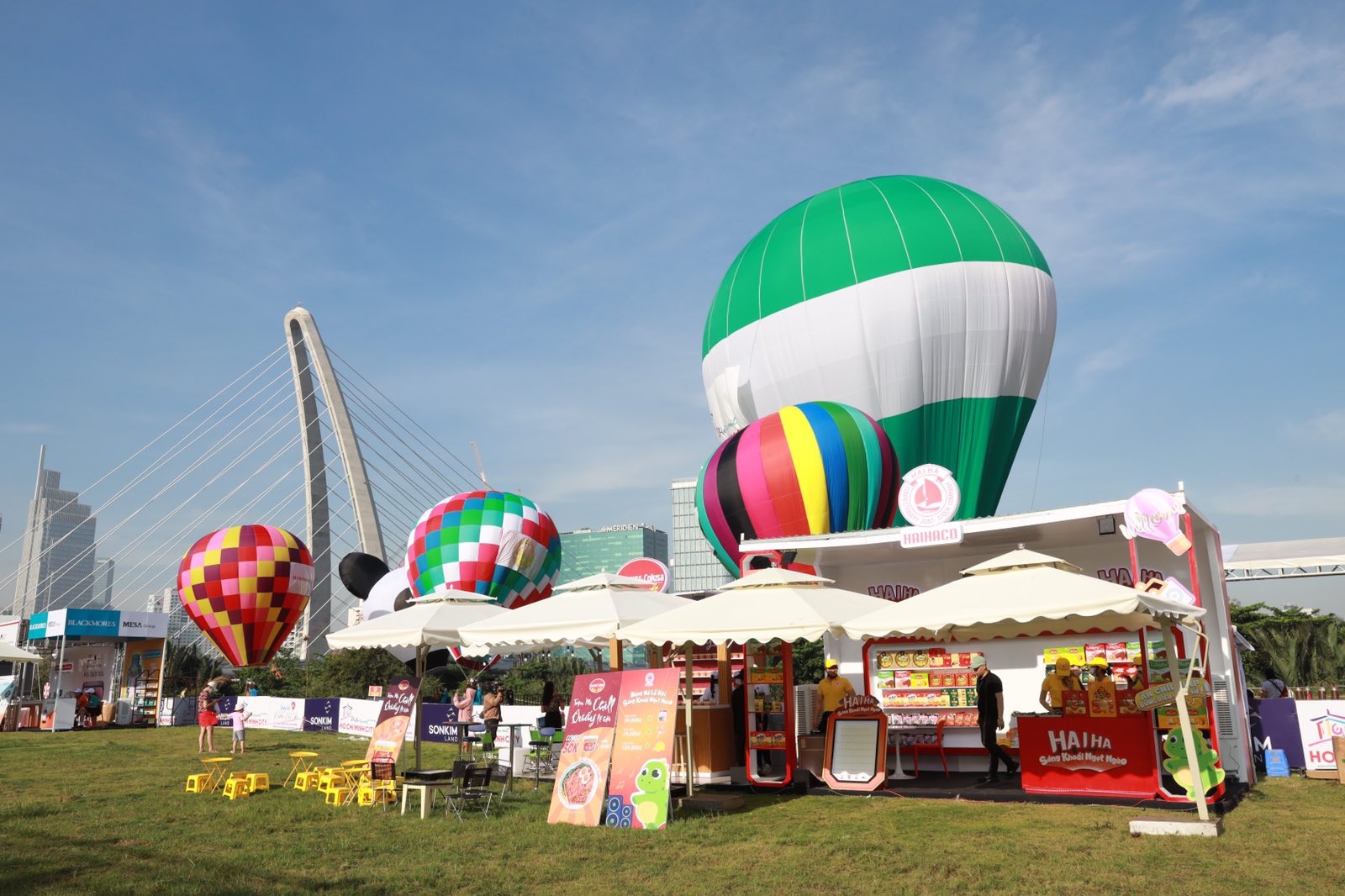 Khinh khí cầu rực rỡ trên bầu trời thành phố, lễ hội âm nhạc Hò Dô ...