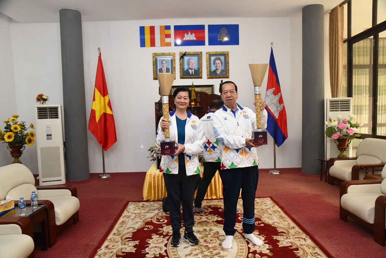 Ngọn đuốc SEA Games 32 rực cháy, chính thức khởi động hành trình Đông Nam Á