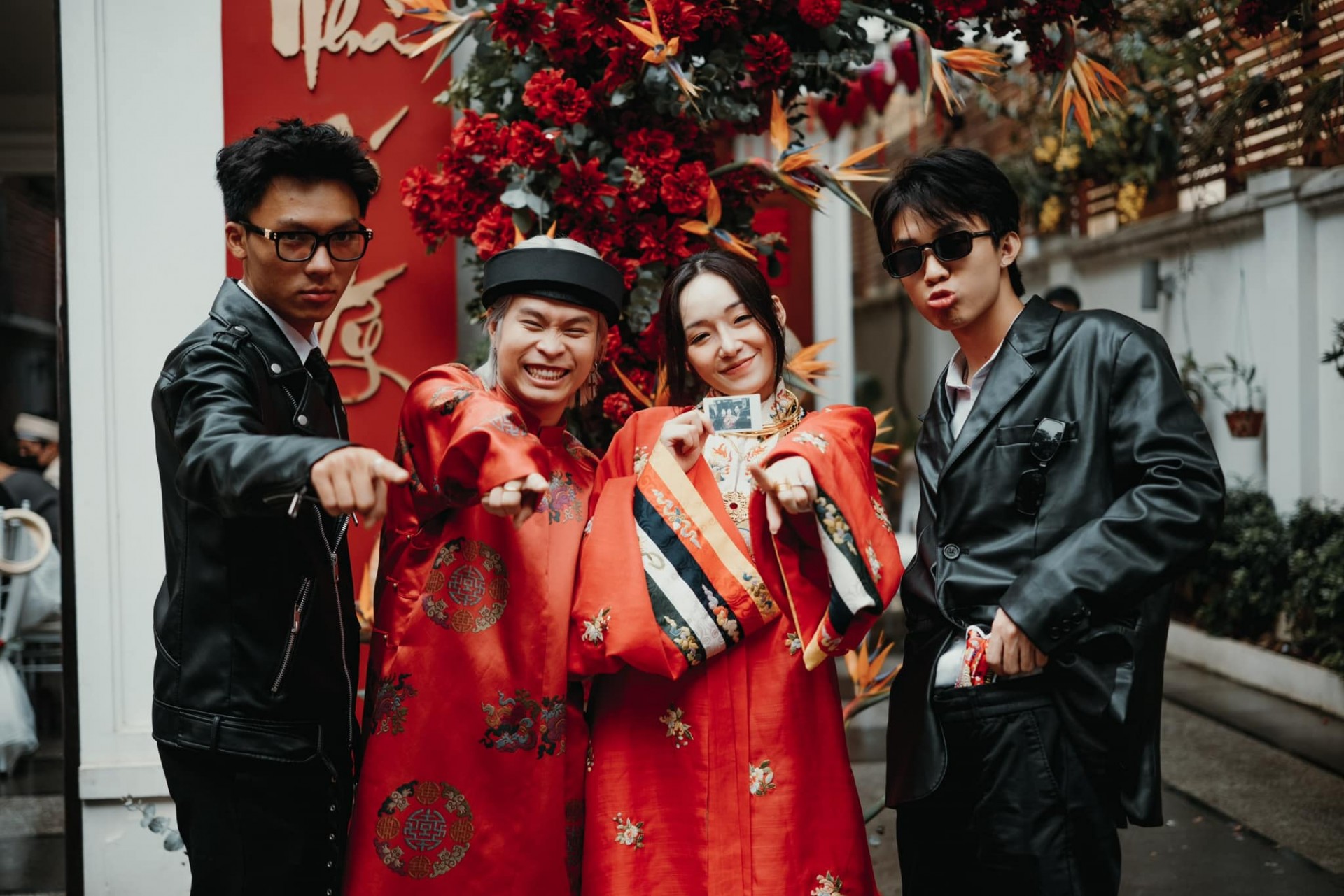 Quán quân Rap Việt Seachains hạnh phúc công bố loạt ảnh ăn hỏi